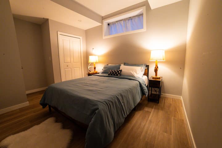 Kid & Pet Friendly| 1.5 Hrs To Banff| Walkout Bsmt - Calgary