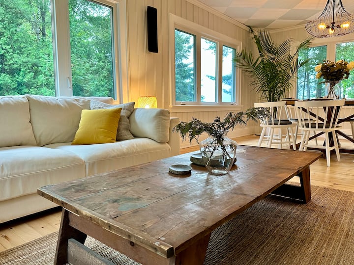 The Muskoka Beach Waterfront Cottage - Gravenhurst