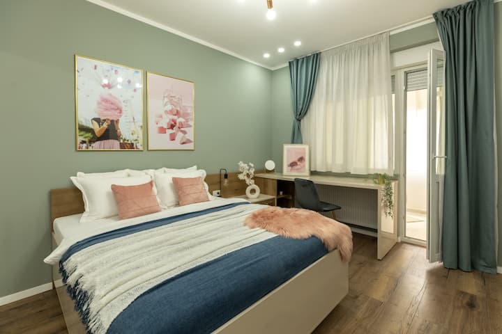 City Center Retreat: Exquisite 2br Apartment - Bucharest