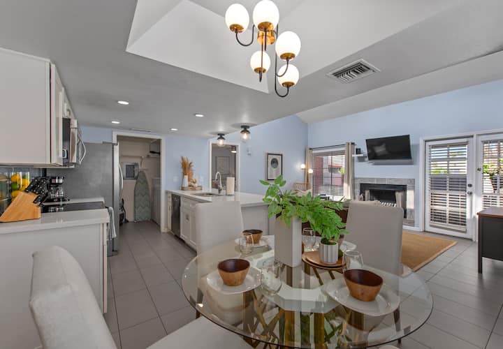 The Tempe Designer Home! Pets Stay Free! - Tempe