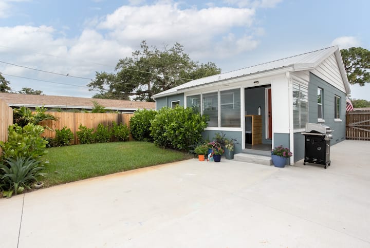 *Dog Friendly*  8min To Downtown - Fast Wifi - St. Petersburg, FL