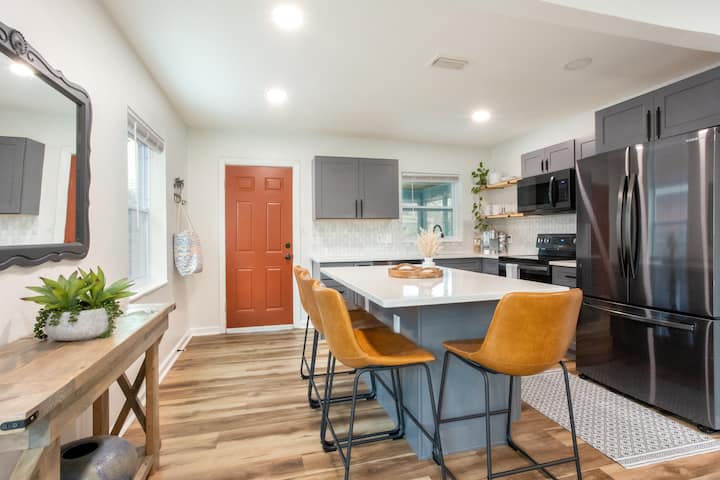 *Fenced Yard* 8 Min To Downtown - Fast Wifi - St. Petersburg, FL