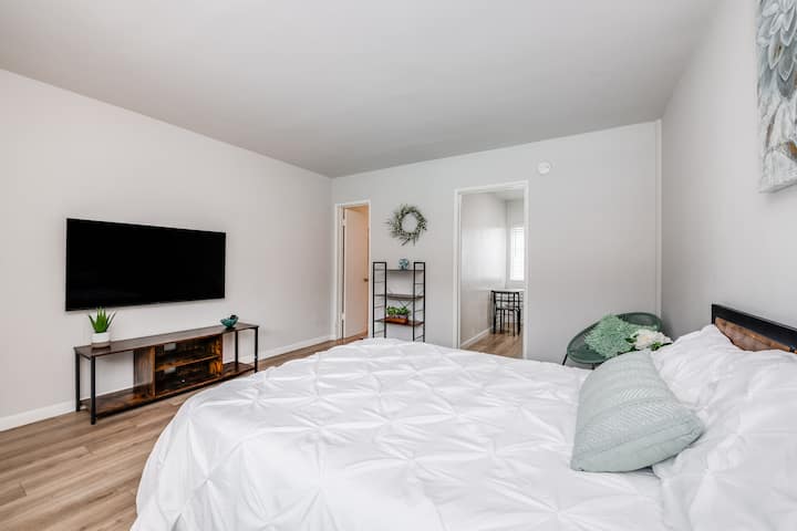 Bright & Clean Studio Fast Wifi & Gated Parking! - Los Angeles, CA