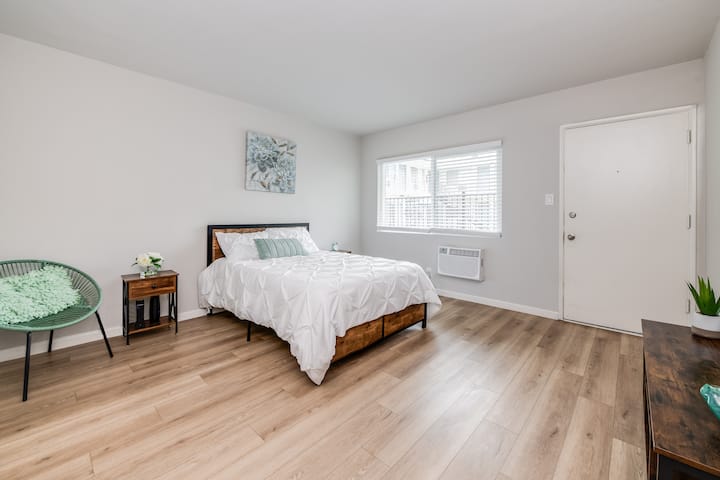 Bright & Clean Studio W/ Pool & Gated Parking! - Northridge - Los Angeles