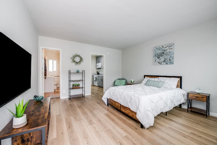 Sparkling Clean Apt | Gated Parking Best Location! - Los Angeles, CA