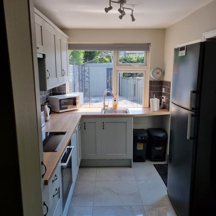 Central, Modern Townhouse With Park View - Tralee