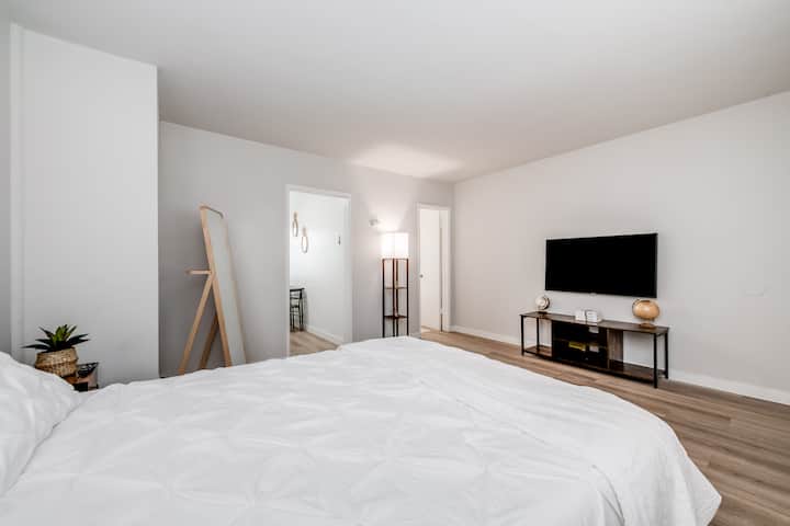 Great Apt W Pool & Free Gated Parking Fast Wifi - Los Angeles, CA