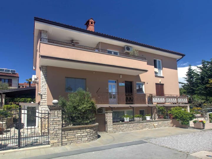 Apartment With Lush Garden & Terrace In Portorose - Strunjan