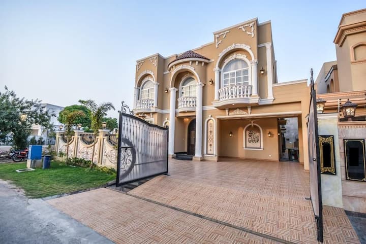 Spacious 4 Bedroom Villa - Lahore