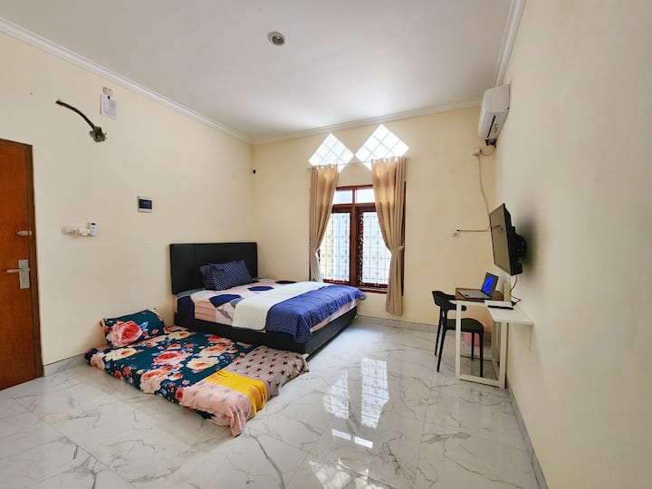 Homey Accommodation At East Sby - 수라바야