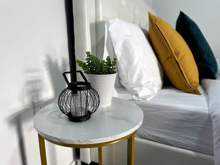 Cozy And Spacious Studio In A Quiet Neighborhood - Burnaby
