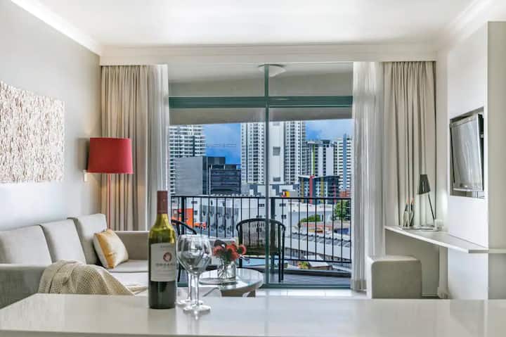 Bird's-eye Views From Chic Harbourside Abode - Darwin