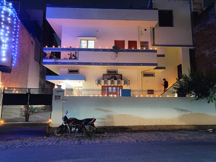 Neehan Homestay 1km Frm Ganga (Full Grnd Flr) Prkg - Varanasi