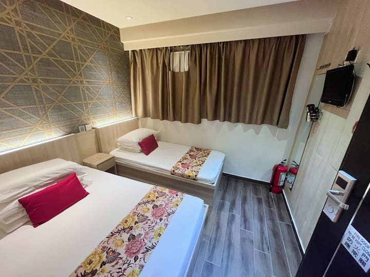 Located In Causeway Bay-triple Room-3 - 將軍澳