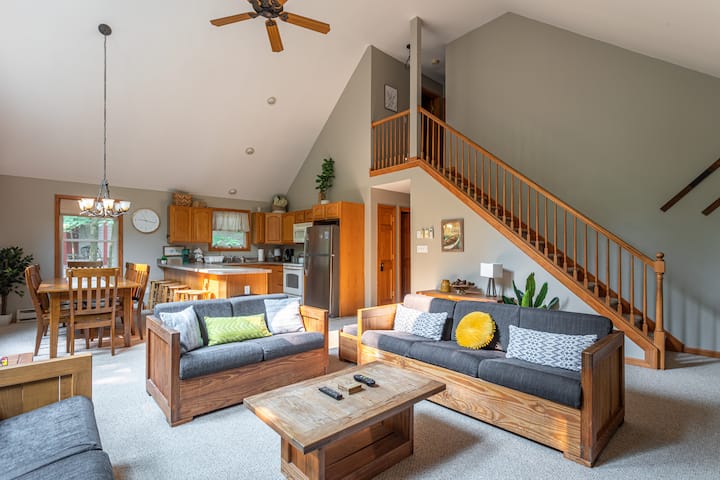 Dee Grove Retreat | Game Area | Open Concept | 4bd - Albrightsville, PA