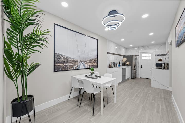 Modern Getaway Near Downtown - Houston, TX