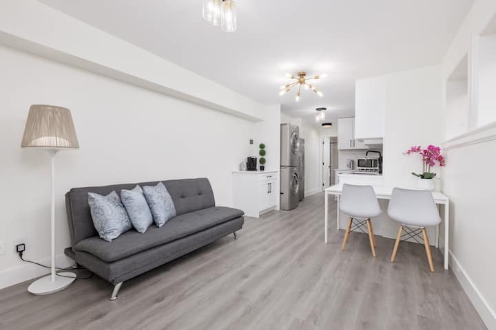 New Renovate Clean Suite Central Metrotown + Park - Burnaby