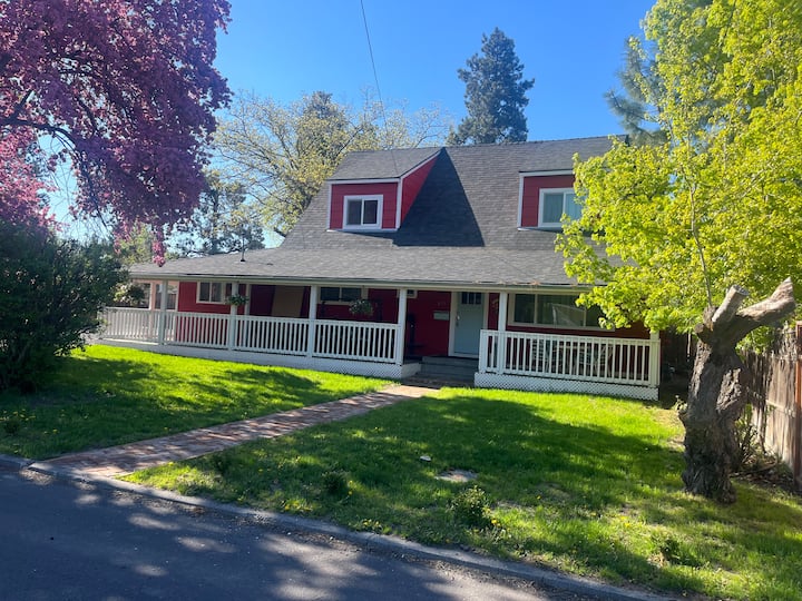 The Red House Retreat - Bend, OR