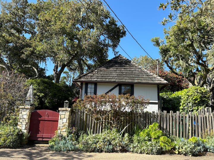 Fairytale Comstock Cottage - Carmel-by-the-Sea, CA