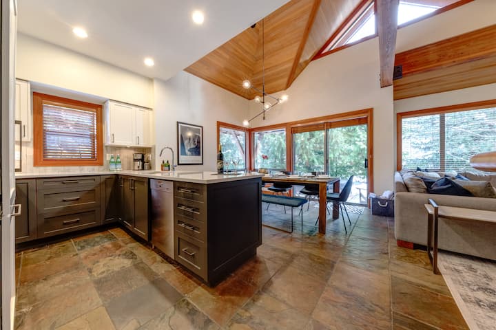 3bd/3ba Village Townhome / Private Hot Tub - Whistler Blackcomb