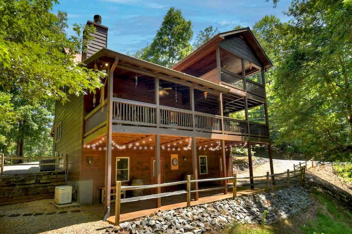 Walk To River! Fishing! Deck Firepit & Games! - Ellijay, GA