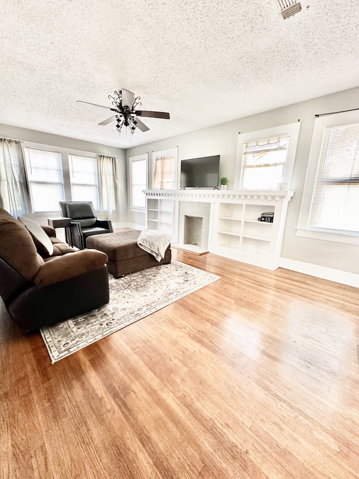 Large Second Story 1 Bedroom Apt - Shreveport
