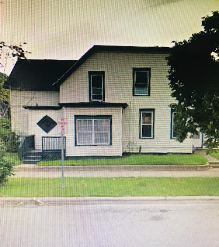 Cozy 1-br Apt Across From Memorial Hospital - Notre Dame, IN