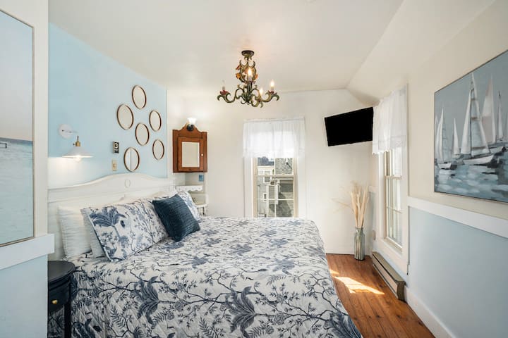 Waters View Inn Beach House (#4 Low) King Bedroom - South Haven, MI