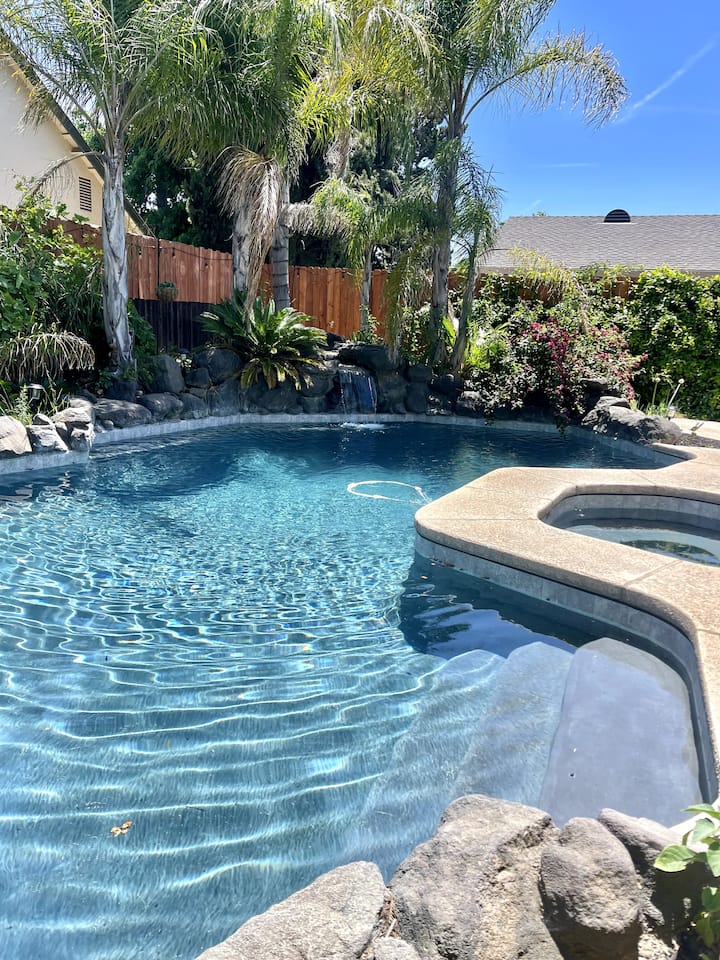 Entire Home- Newly Remodeled Blue Oasis - Sacramento, CA