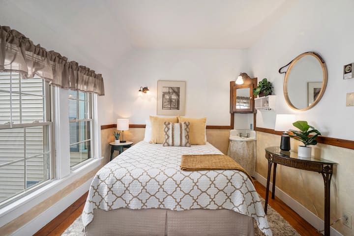 Waters View Inn Beach House (#8 Pokagon) Queen Bed - South Haven, MI