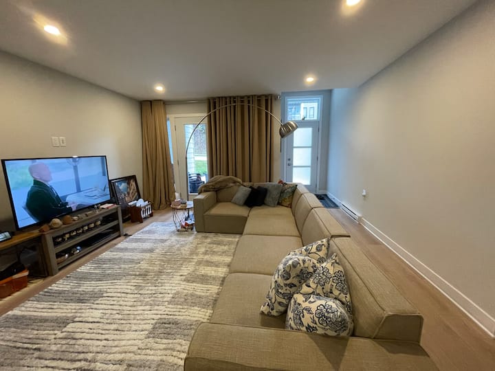 Cozy Private Room In A Modern-contemporary Condo. - Sherbrooke