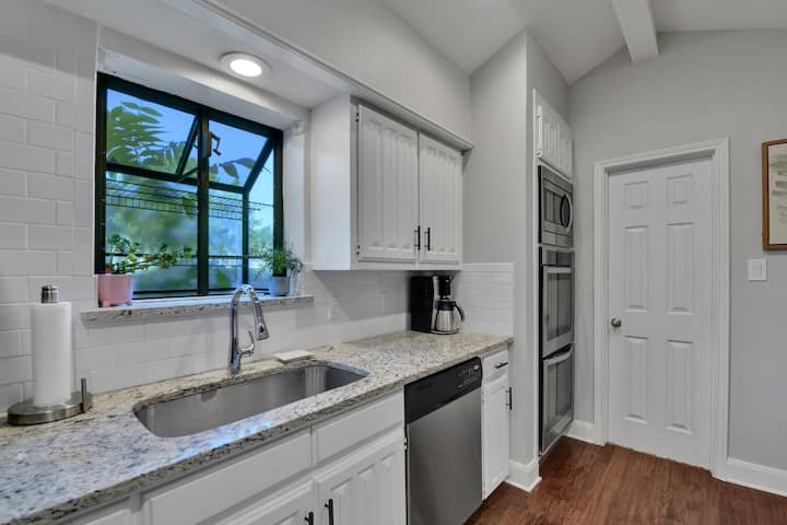 Frisco Home With Southern Charm - Frisco, TX
