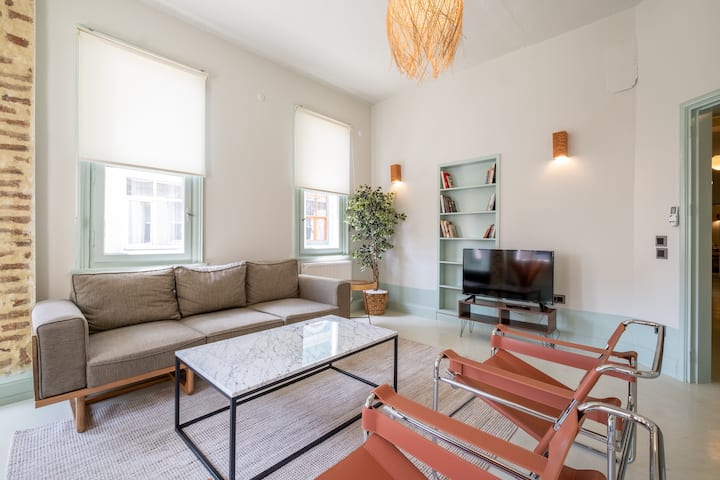 Posh Pad: Historical 4br Apt Close To Taxim Square - Beyoğlu