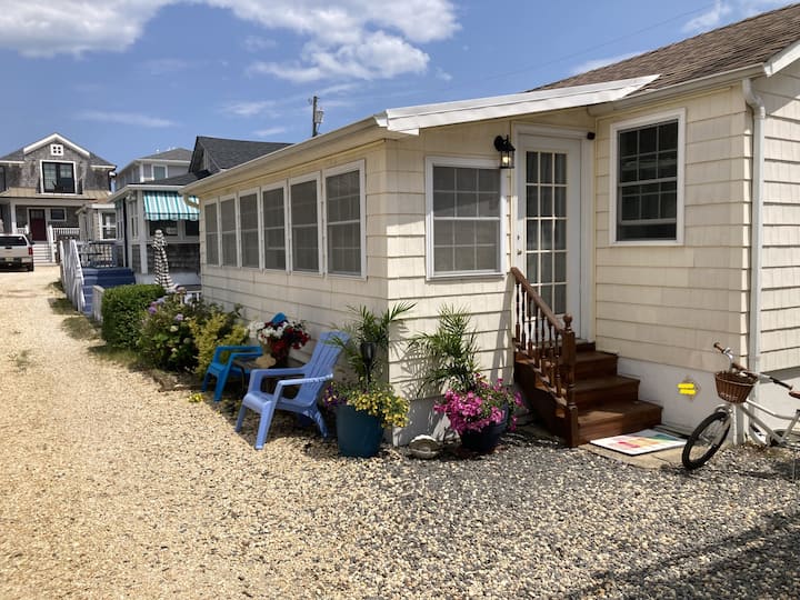 Sun Kissed Bungalow… 4 Houses From The Beach! - Point Pleasant, NJ