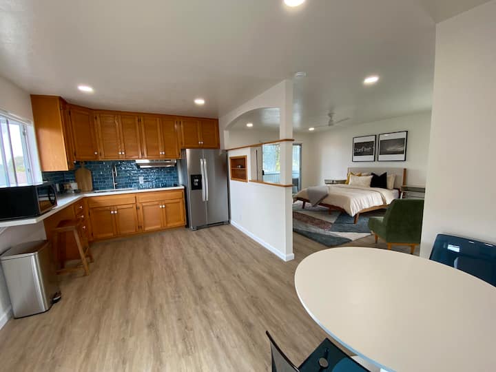 Bright + Spacious Modern Studio - Ventura