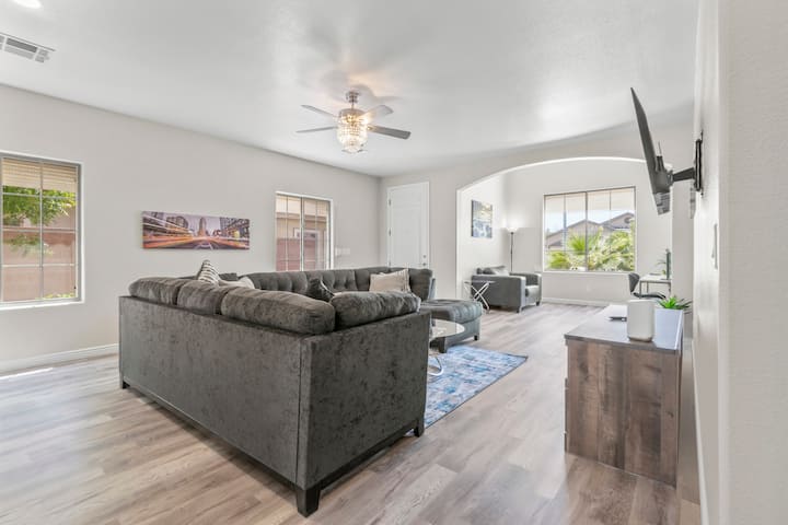 Spacious Ranch Near Downtown - Las Vegas, NV