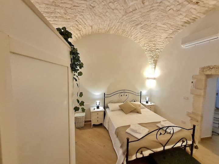 Casa In Pietra Nell’antico Borgo Con Balconcino - Locorotondo