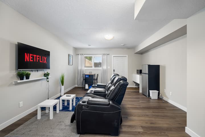 Private Suite*fenced Yard*wem*free Parking*wi-fi - Edmonton