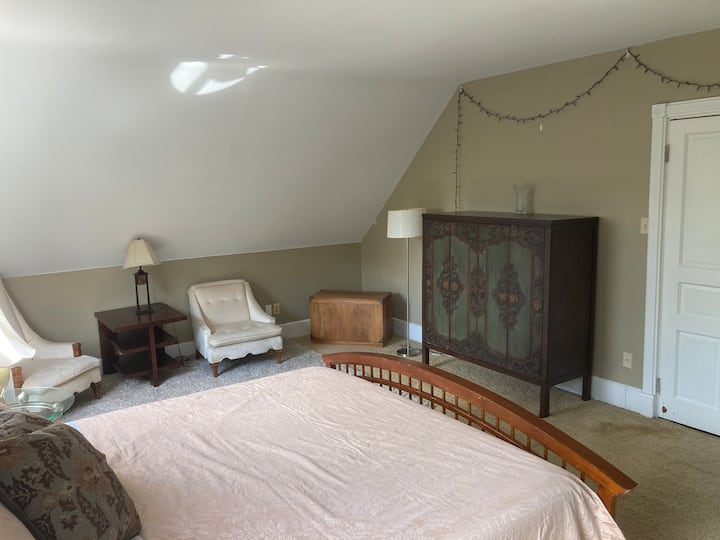 Homey Retreat Above The Trees - Cincinnati