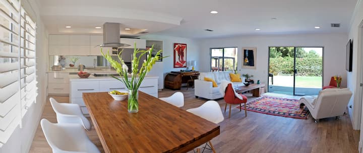 Luxurious Desert Retreat. Walk To El Paseo - Palm Desert, CA