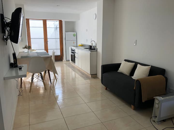 Amplia Casa De 2 Pisos - La Plata