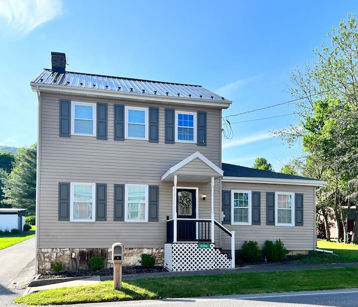 4 Bed/2.5 Bath Charming Home @Aitch Launch - Lake Raystown Resort, Entriken