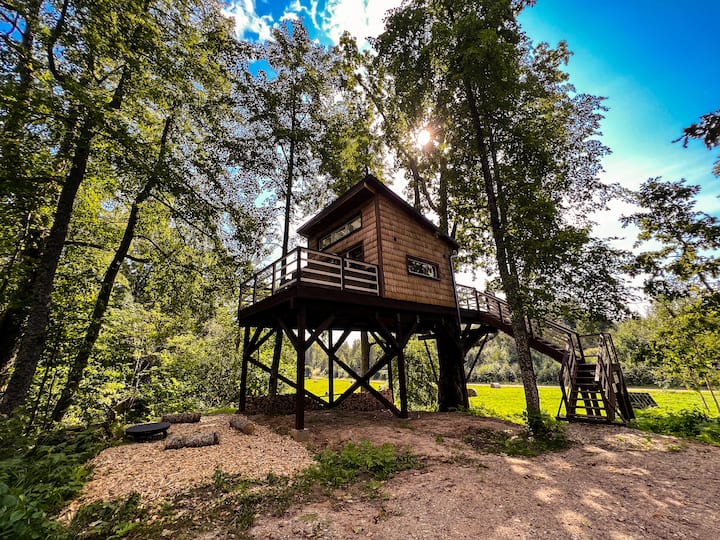 Strazdu Ligzda. Off Grid Treehouse - Latvia
