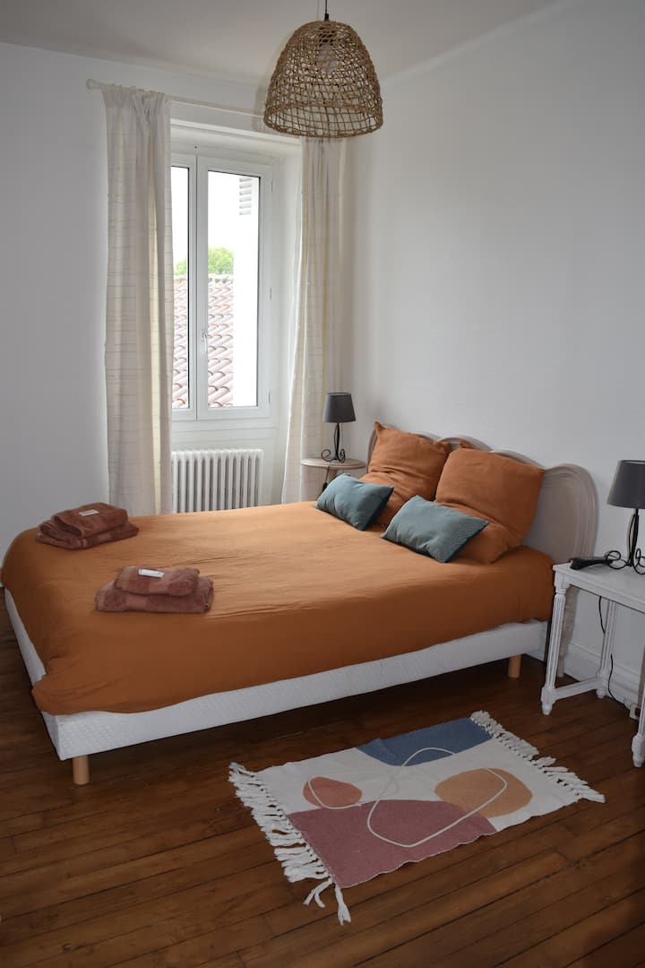 Chambre Vue Sur Jardin Et Petit-déjeuner - La Rochefoucauld