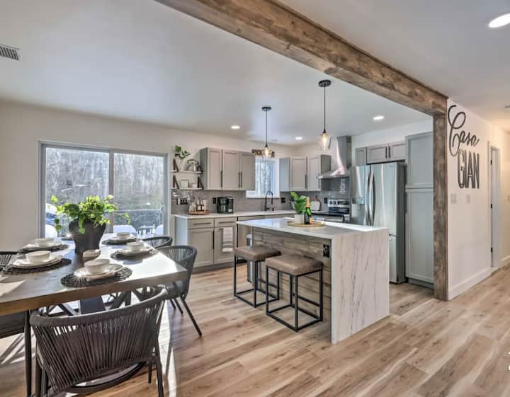 Casa Gian Getaway | Hot Tub | Game Room | Deck - Mount Pocono, PA
