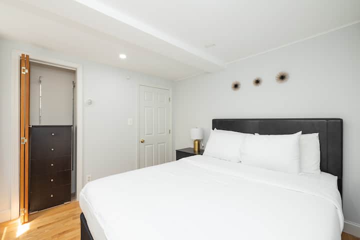 Economy 2 Bed W/ Free Parking - Cambridge, MA