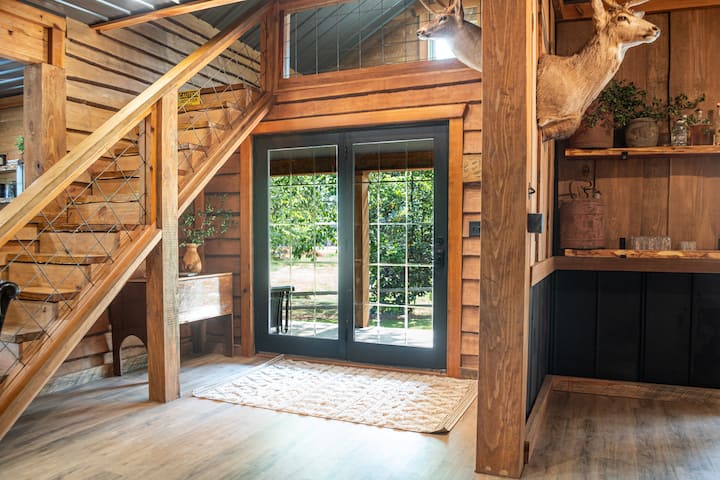 Cabin On The Farm / Axe Throwing - Alabama