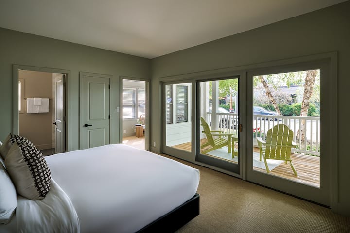 Large King Suite W/ Day Bed & Private Porch - New Buffalo