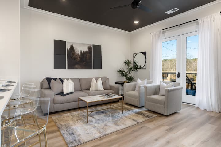 Waterfront Main Level - 2 Bedroom Suite - Hoover, AL