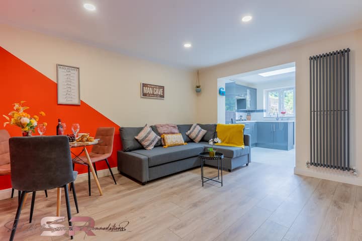 Modern 1-bed Apartment | Contractors | Parking - London